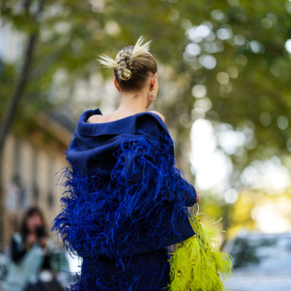 Barva indigo hitem léta 2024! Módní outfity v indigové barvě – MODIVO ...